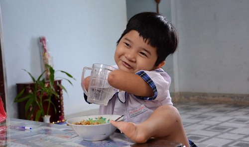 A life full of smile of Vietnamese girl with no arms or legs | Society ...